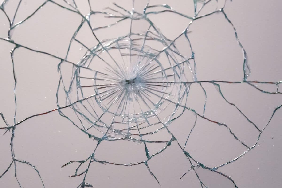 Ce que font les pros quand un miroir est fissuré : une technique simple ...